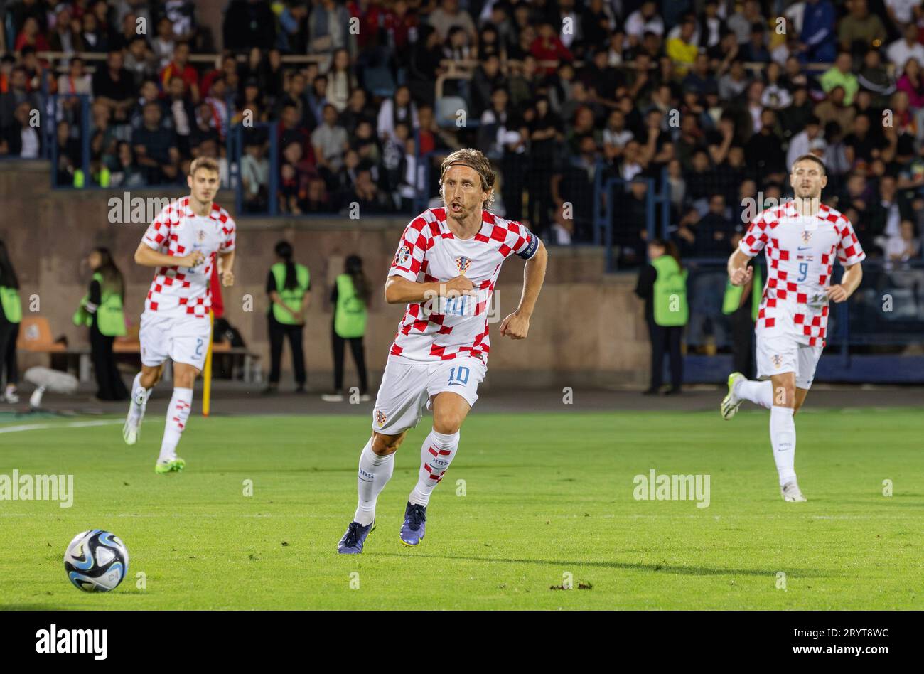 Running spectators crowd competition action hi-res stock photography ...