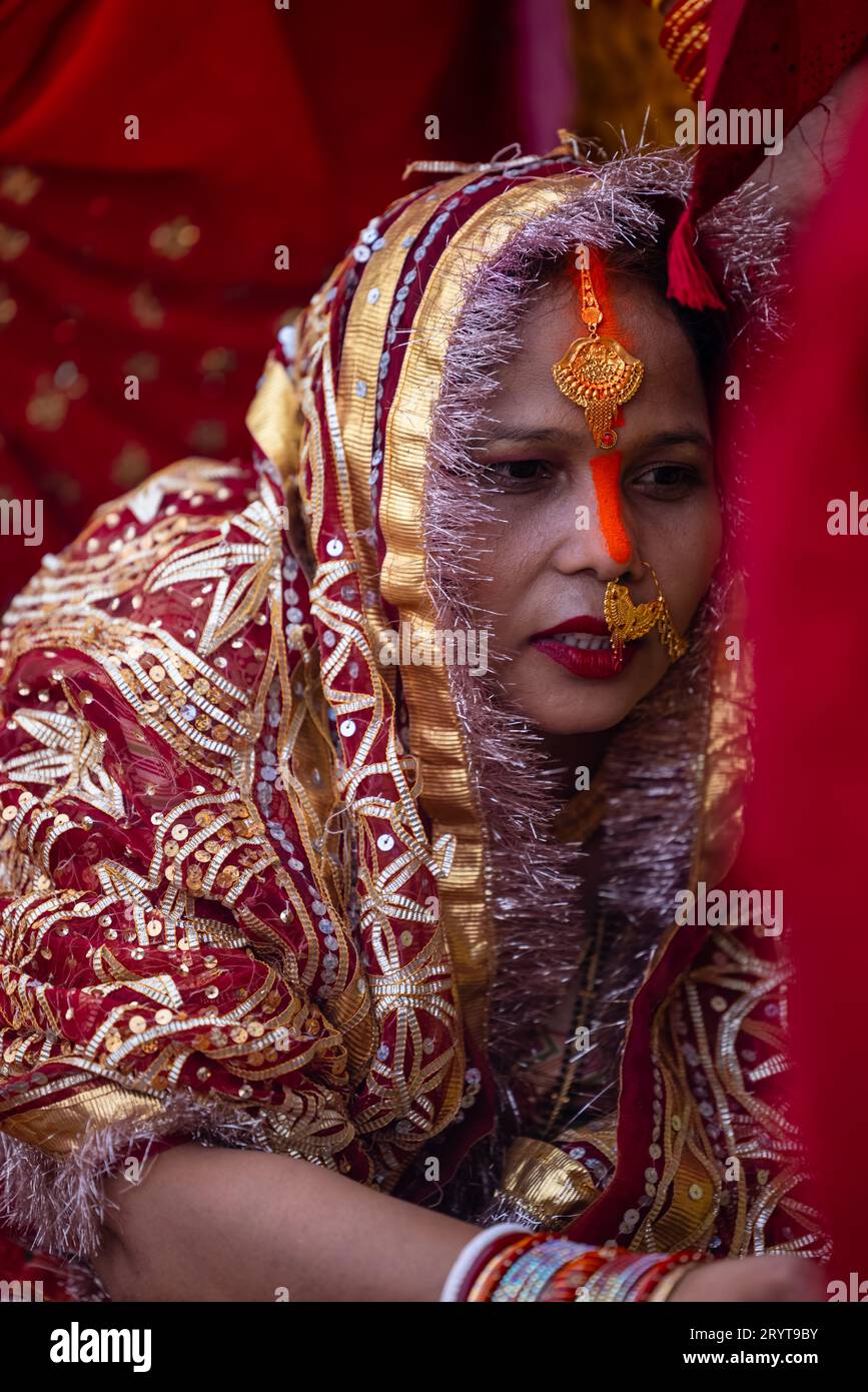 Chhath Puja, Indian hindu female devotee performing rituals of chhath ...