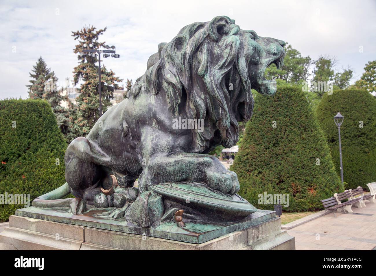 bronze statue of roaring lion Ruse, bulgaria Stock Photo - Alamy