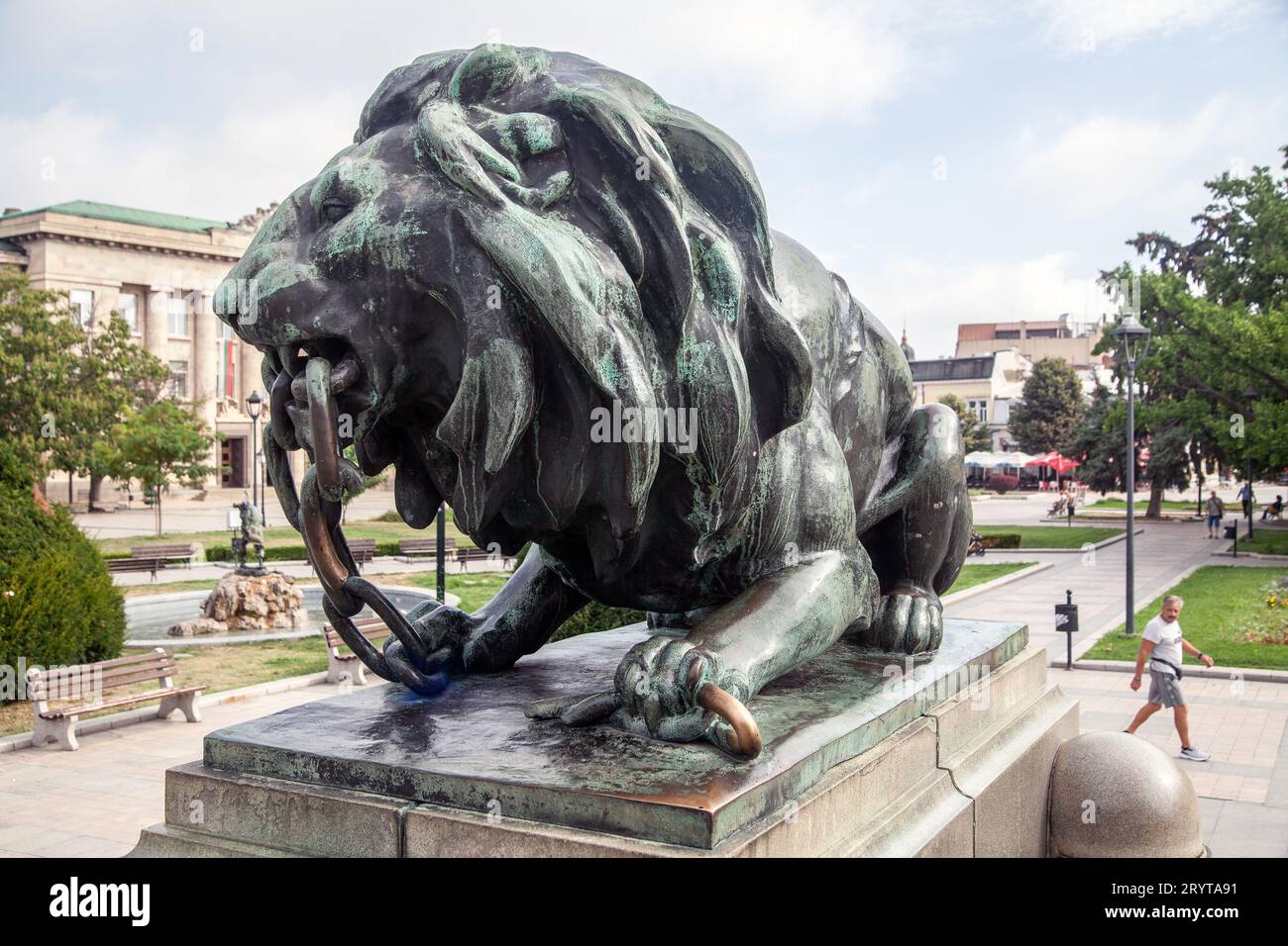 bronze statue of roaring lion Ruse, bulgaria Stock Photo - Alamy
