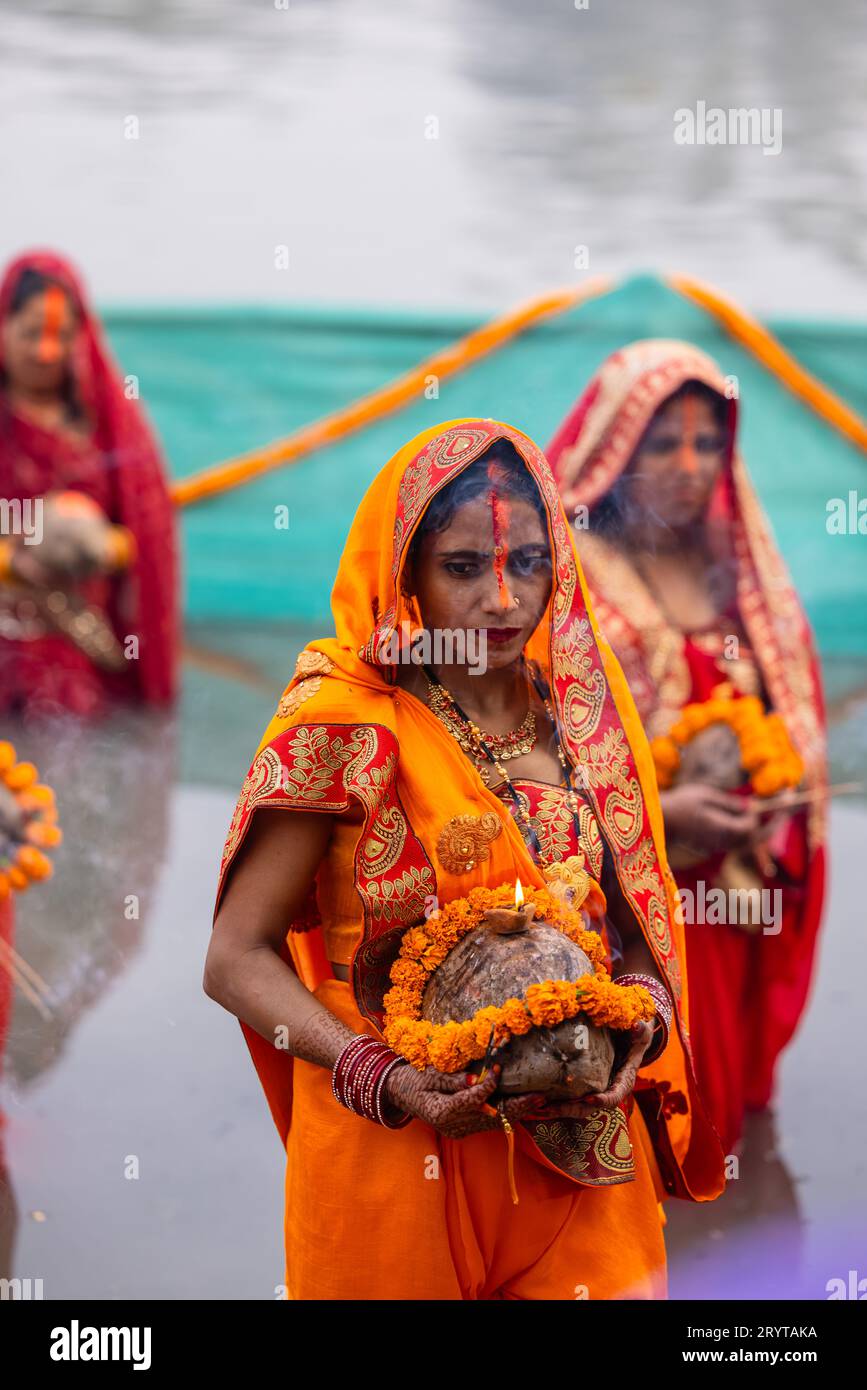 Chhath Puja, Indian hindu female devotee performing rituals of chhath ...