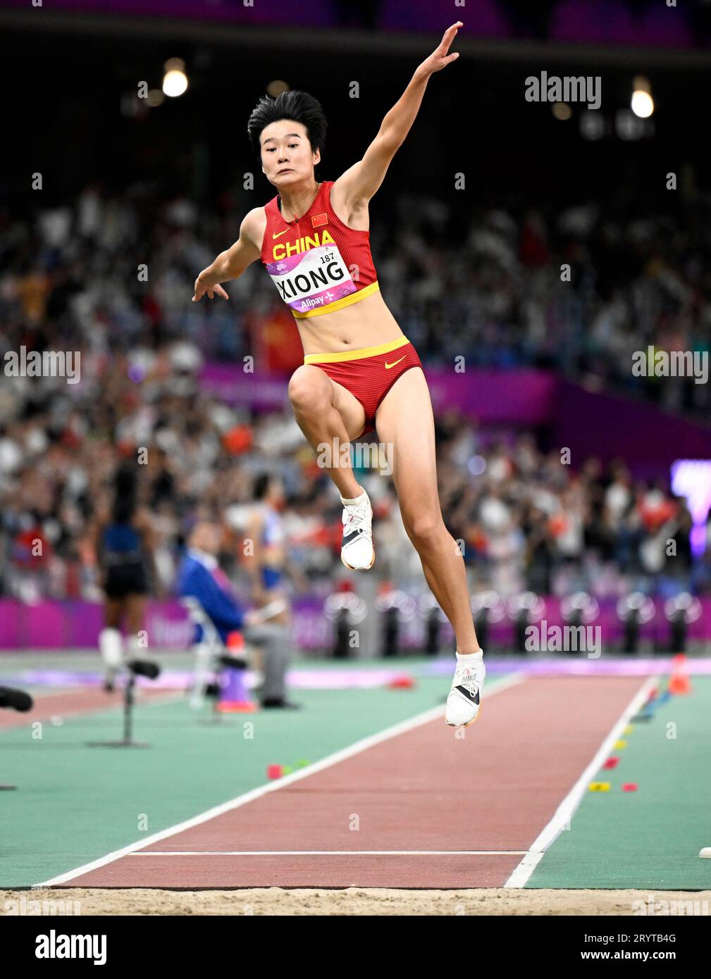 Long jump asian athlete -Fotos und -Bildmaterial in hoher Auflösung – Alamy
