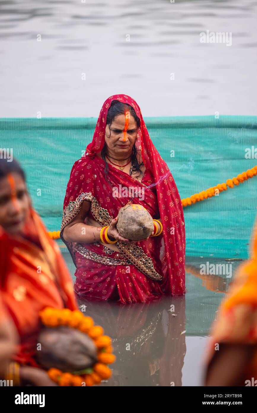 Chhath Puja, Indian hindu female devotee performing rituals of chhath ...