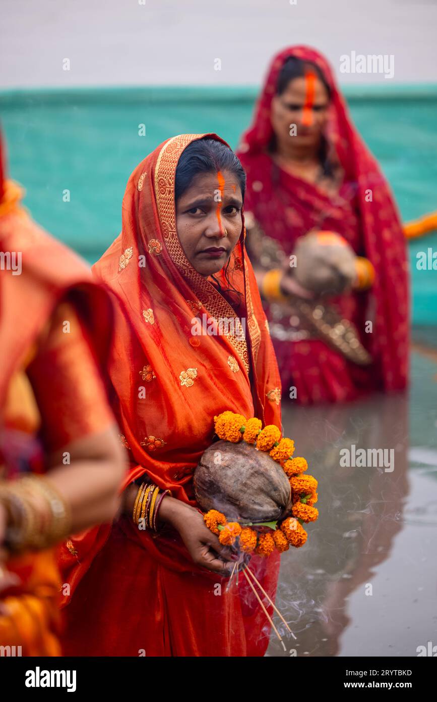 Chhath Puja, Indian hindu female devotee performing rituals of chhath ...
