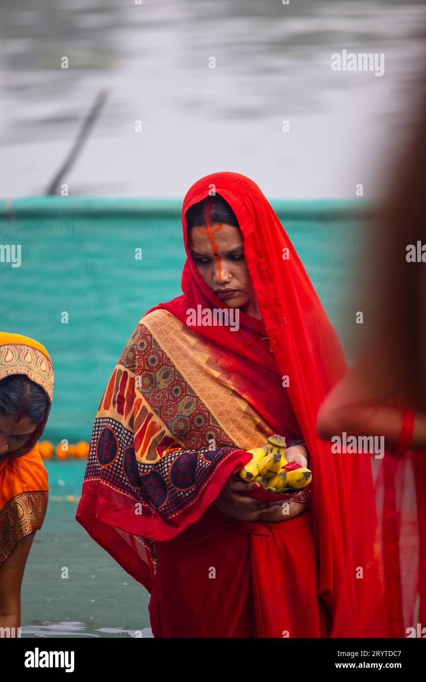 Chhath Puja, Indian hindu female devotee performing rituals of chhath ...
