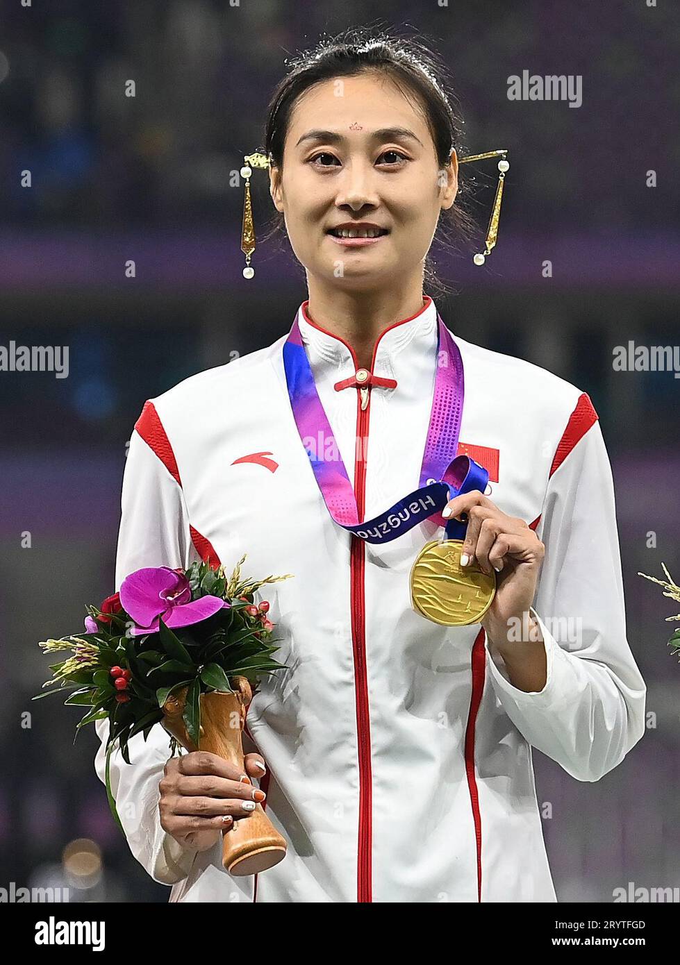 Hangzhou, China's Zhejiang Province. 2nd Oct, 2023. Gold medalist Li ...