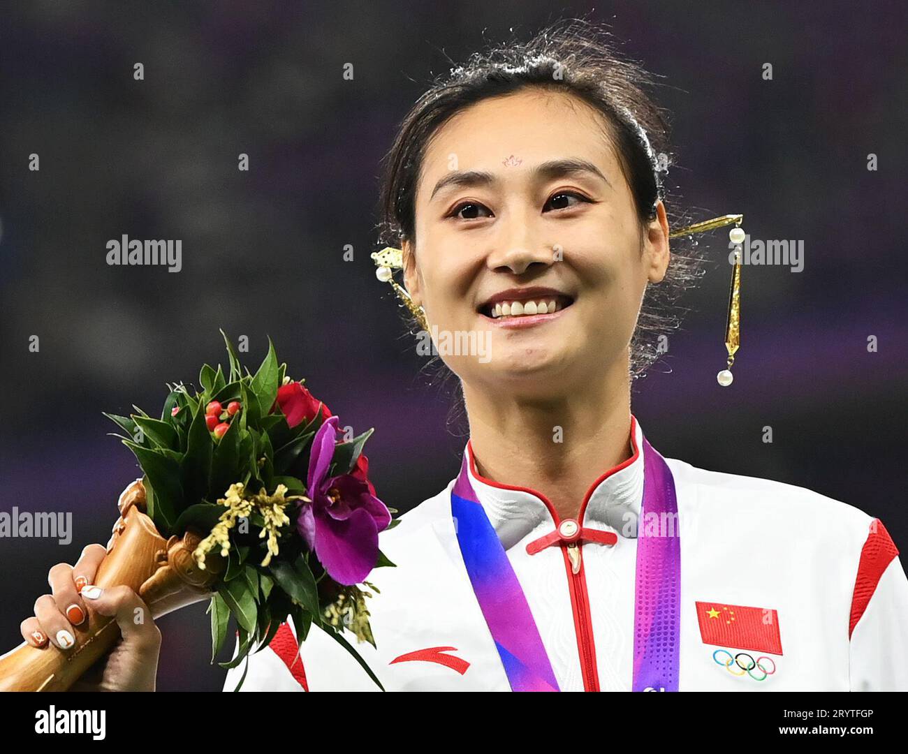 Hangzhou, China's Zhejiang Province. 2nd Oct, 2023. Gold medalist Li ...