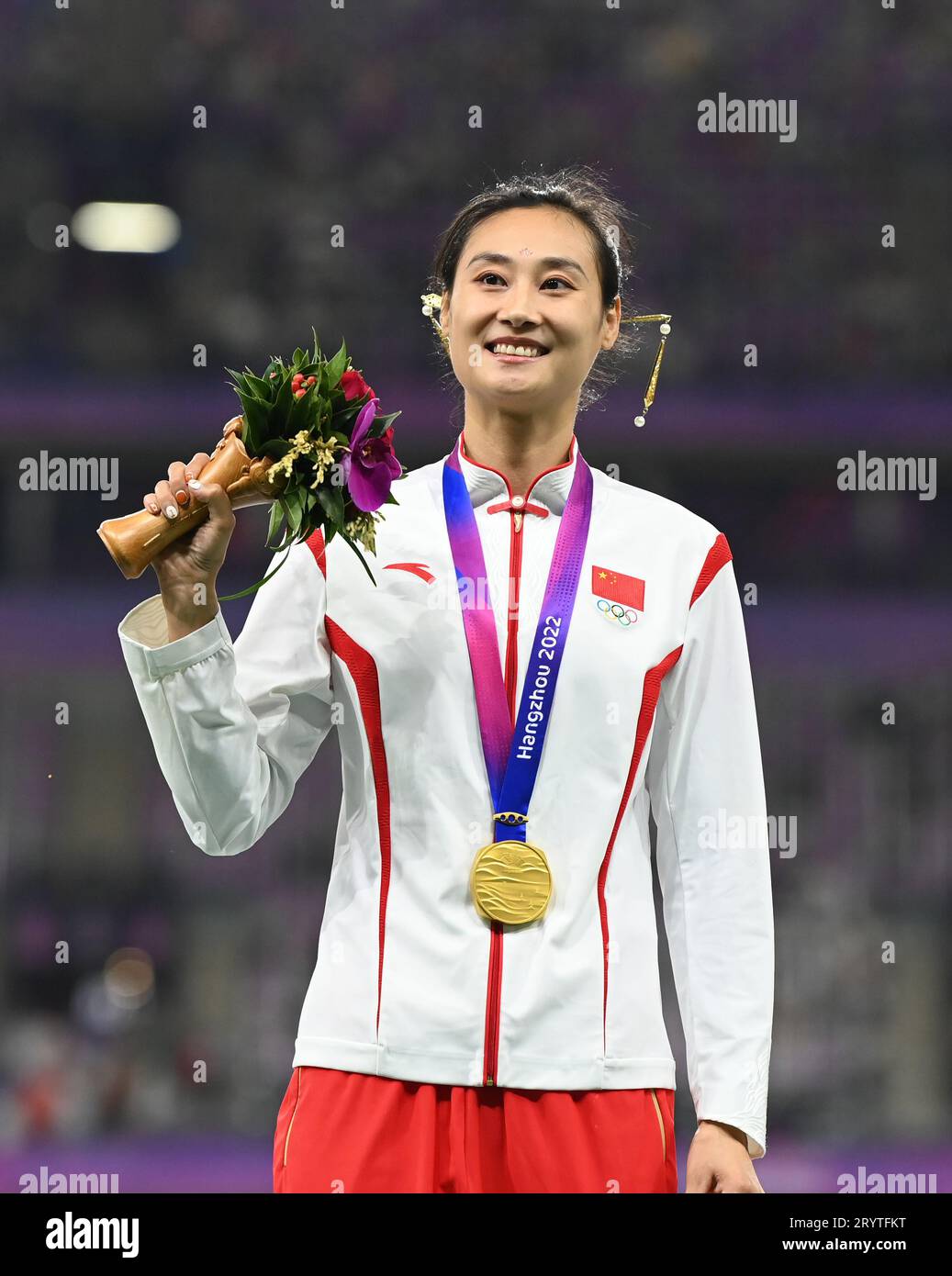 Hangzhou, China's Zhejiang Province. 2nd Oct, 2023. Gold medalist Li ...