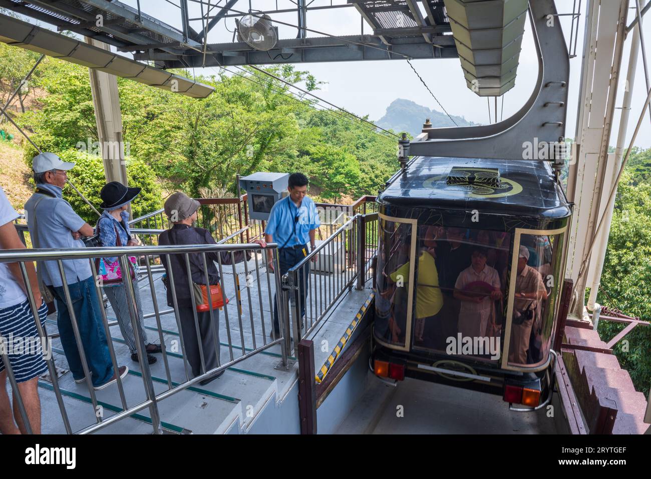 Passengers boarding the cable car Stock Photo - Alamy