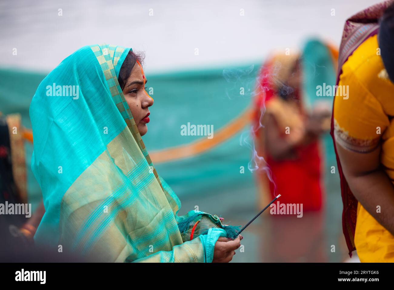 Chhath Puja, Indian hindu female devotee performing rituals of chhath ...