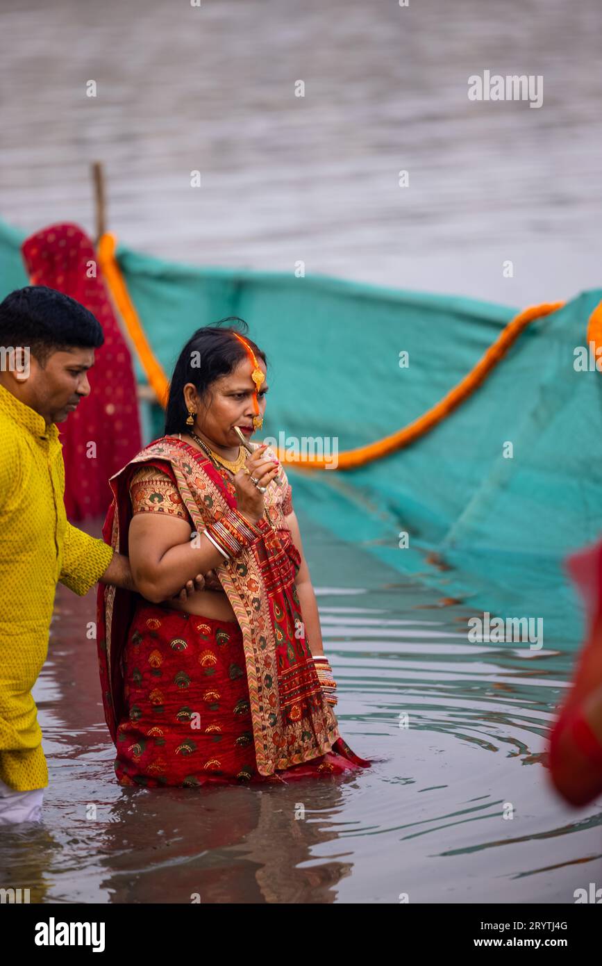 Chhath Puja, Indian hindu female devotee performing rituals of chhath ...