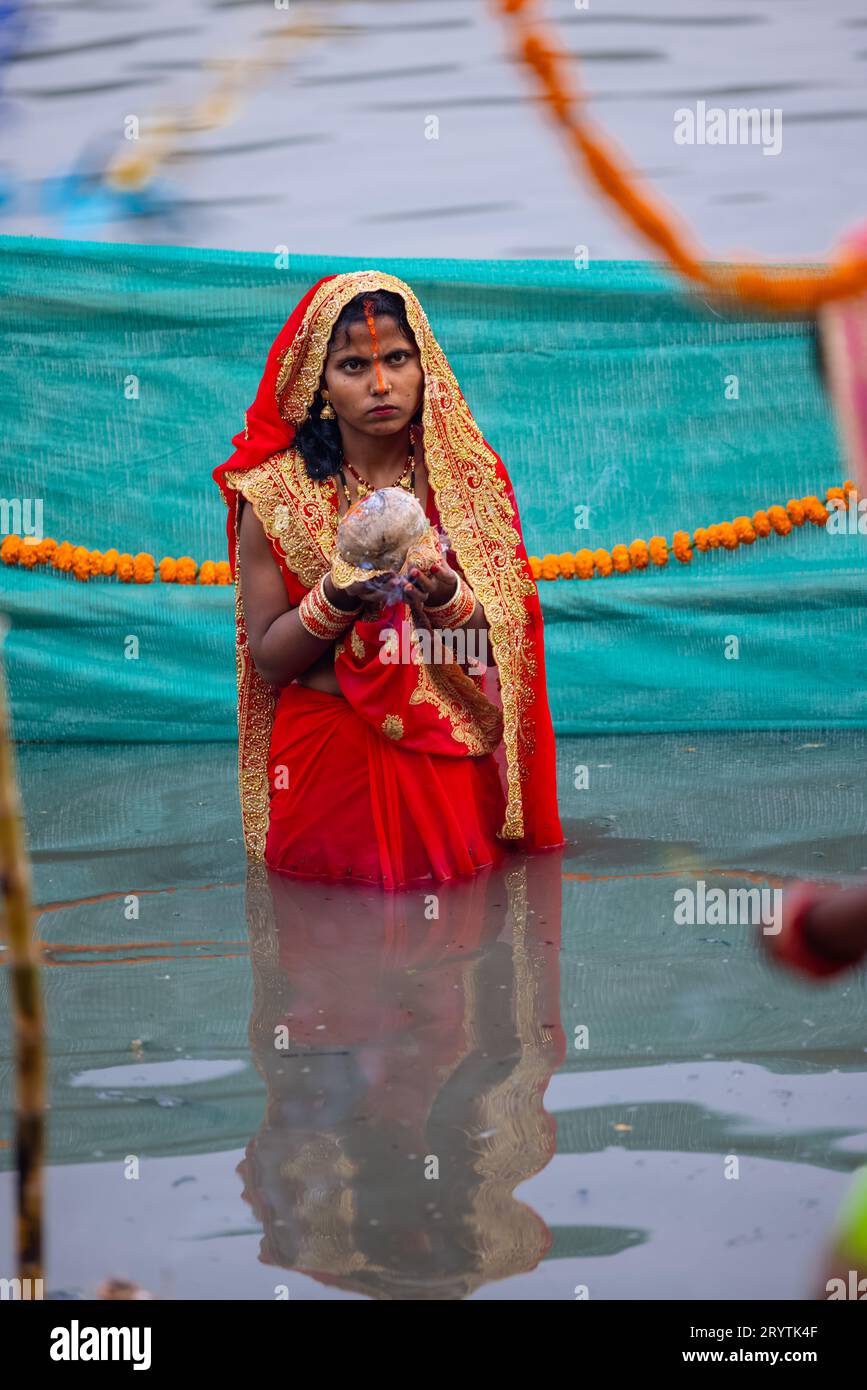 Chhath Puja, Indian hindu female devotee performing rituals of chhath ...