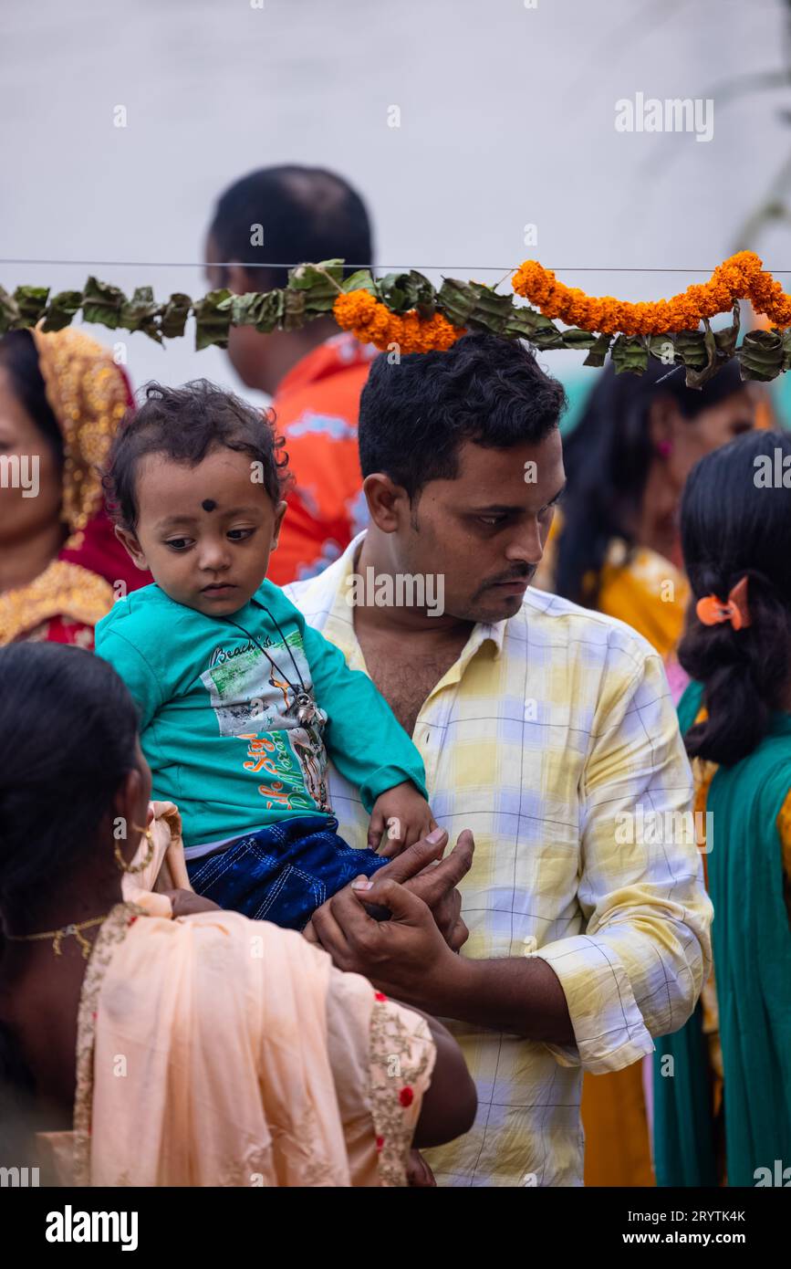 Chhath Puja, Indian hindu female devotee performing rituals of chhath ...