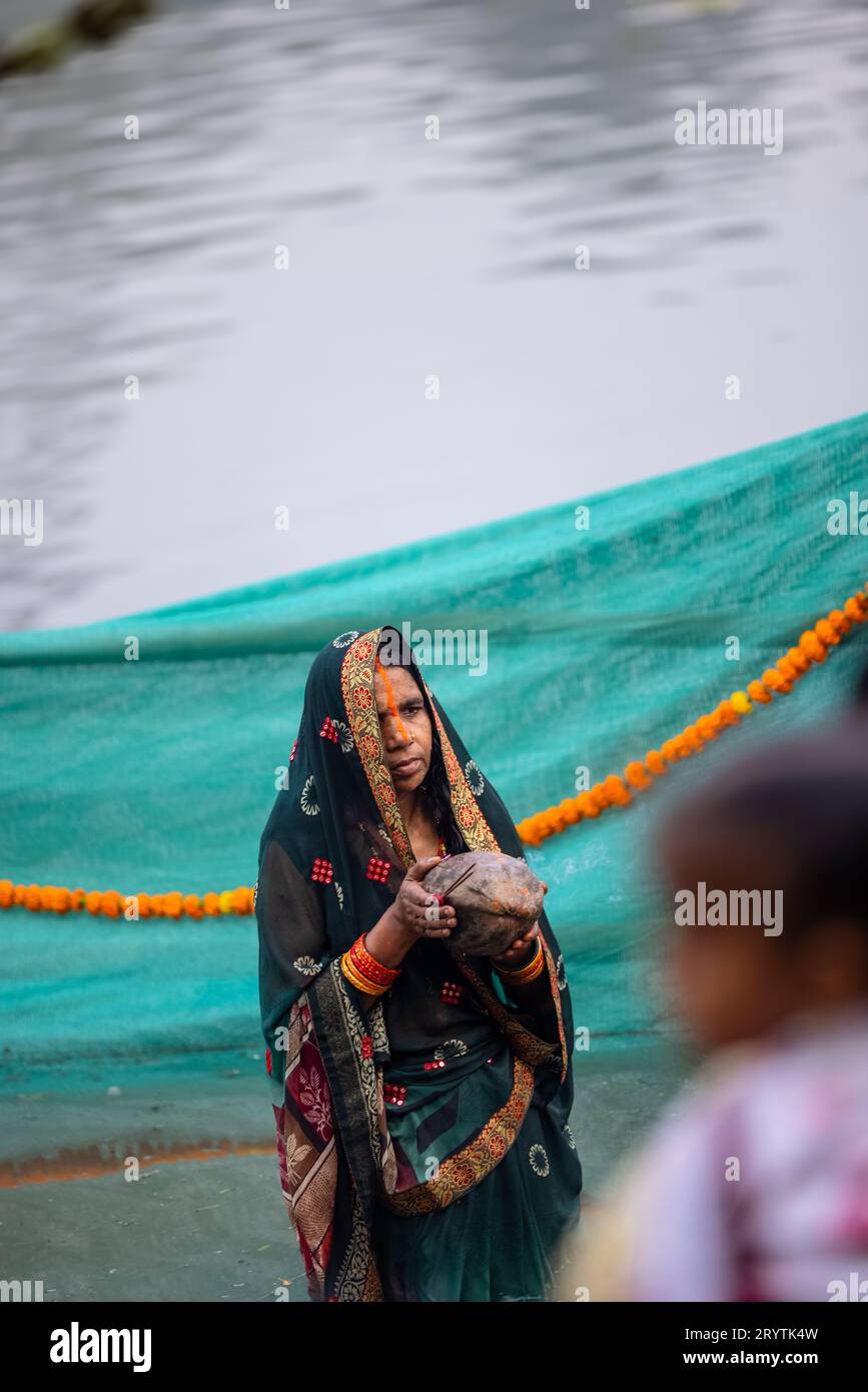 Chhath Puja, Indian hindu female devotee performing rituals of chhath ...