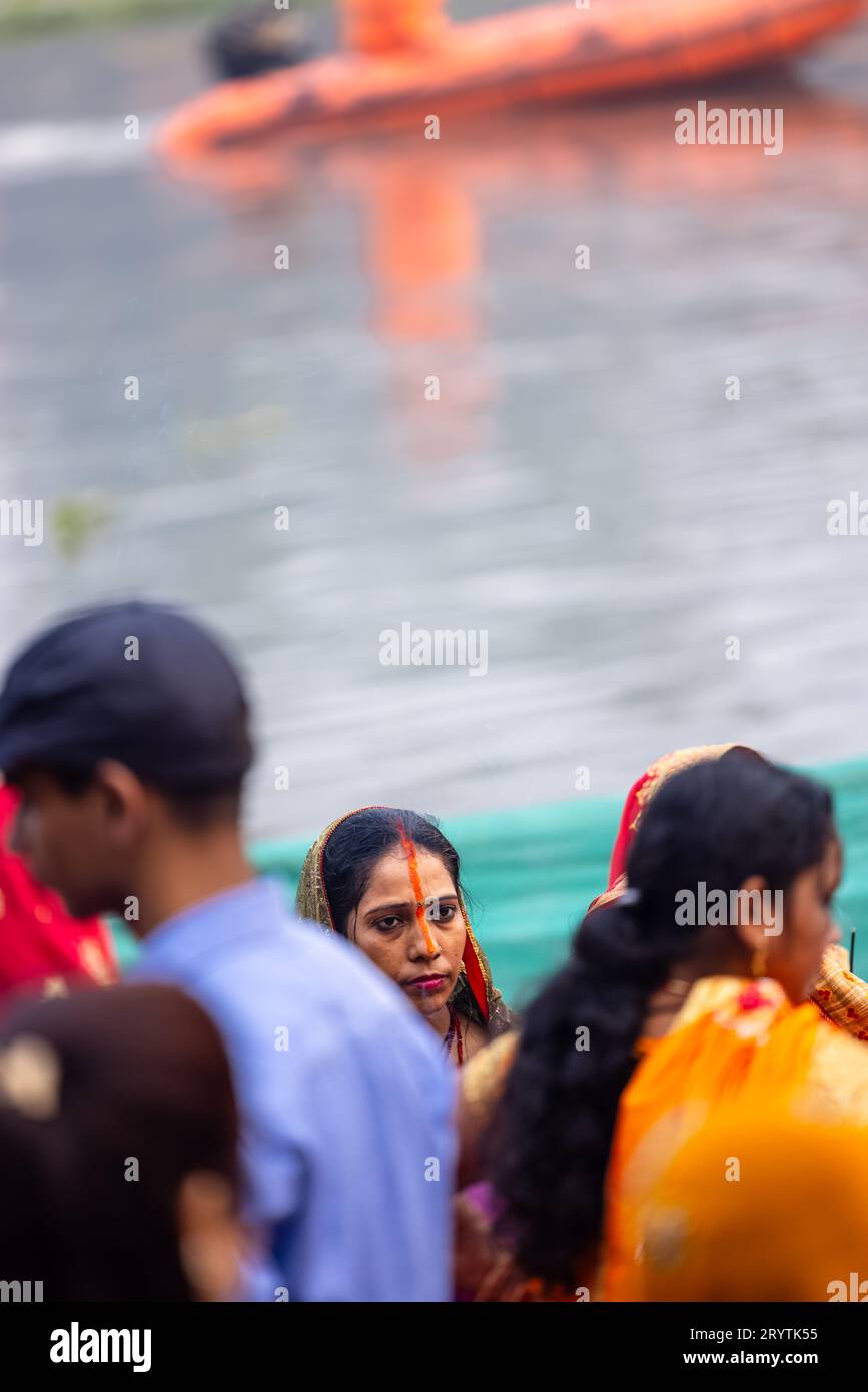 Chhath Puja, Indian hindu female devotee performing rituals of chhath ...