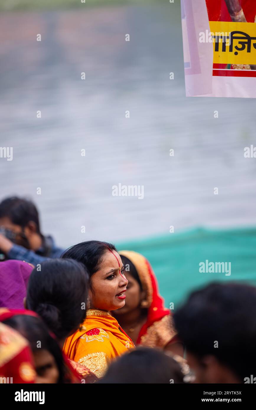 Chhath Puja, Indian hindu female devotee performing rituals of chhath ...