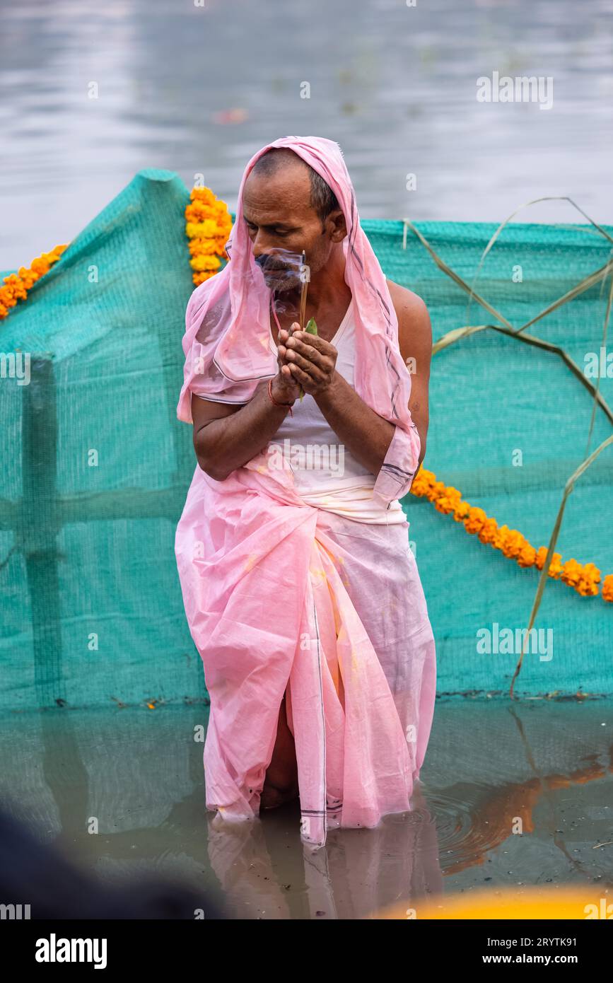 Chhath Puja, Indian hindu female devotee performing rituals of chhath ...