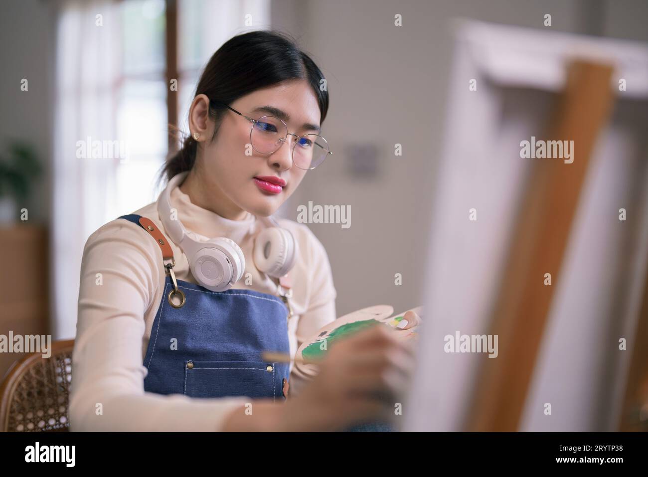 Asian female painter drawing picture hi-res stock photography and ...