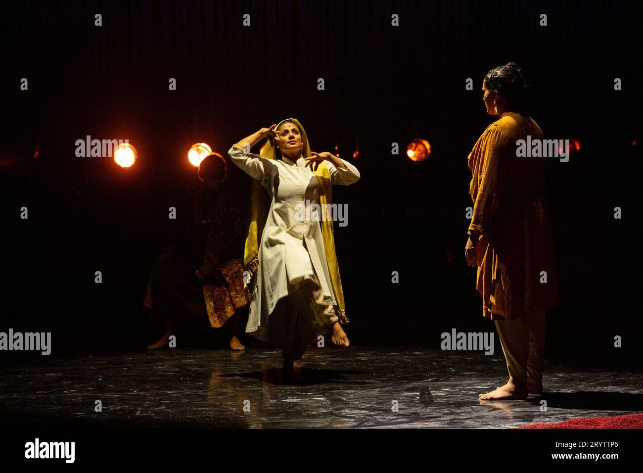 l-r: Ellora Patnaik, Navtej Sandhu in THE MAHABHARATA presented by Why ...