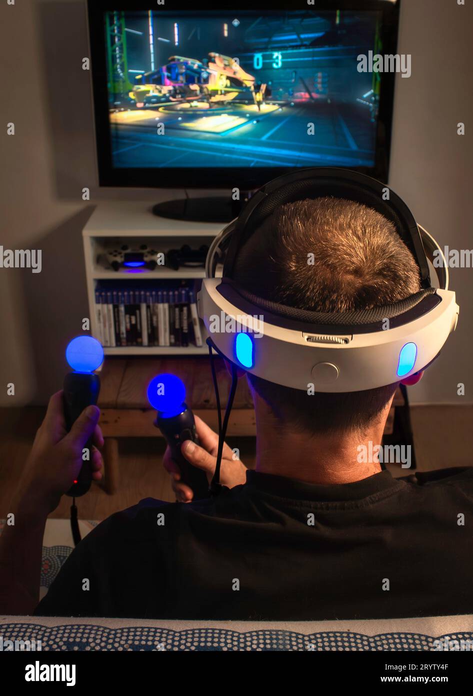 Man wearing a vr headset hi-res stock photography and images - Alamy