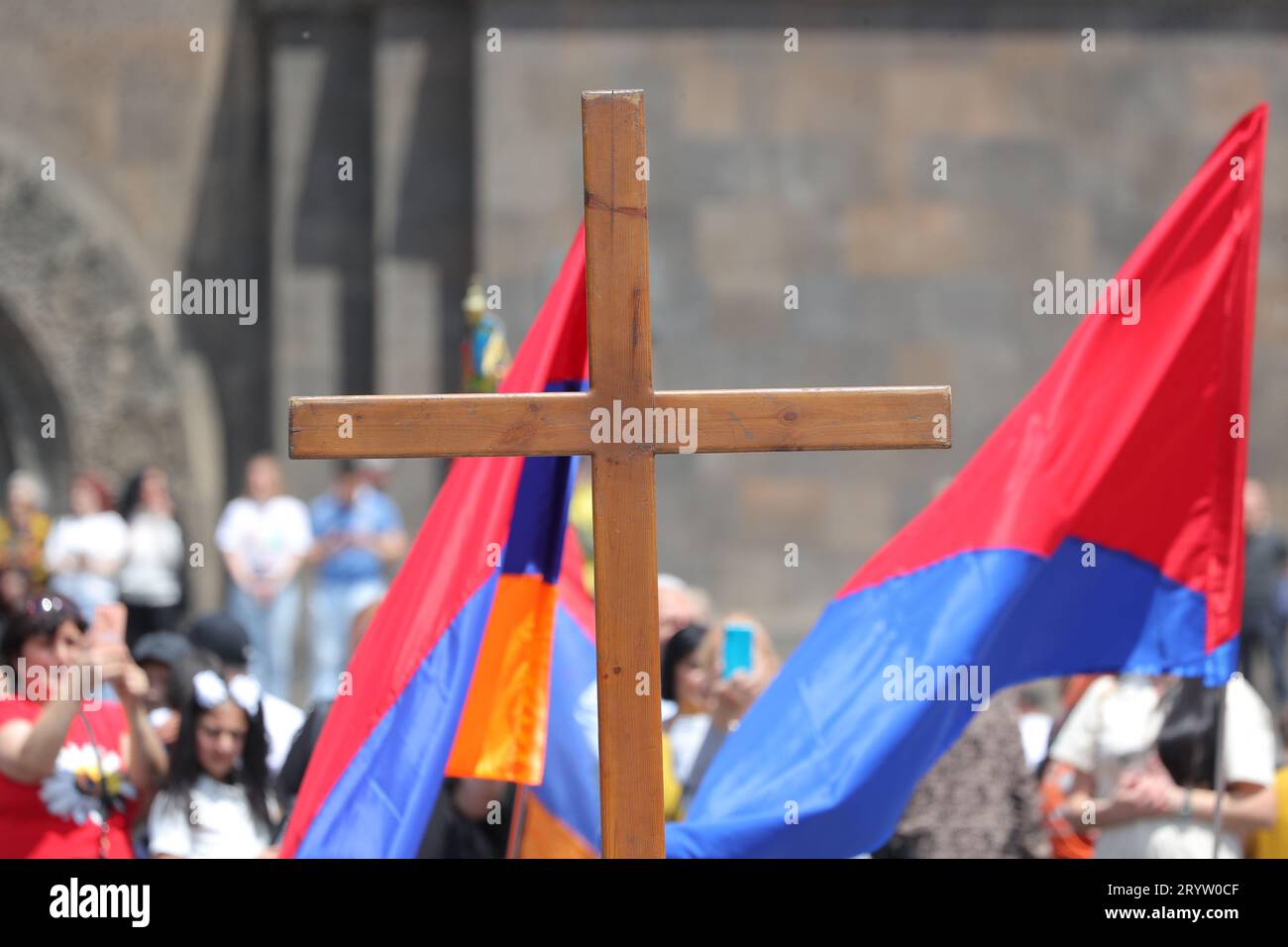 People standing around cross hi-res stock photography and images - Alamy