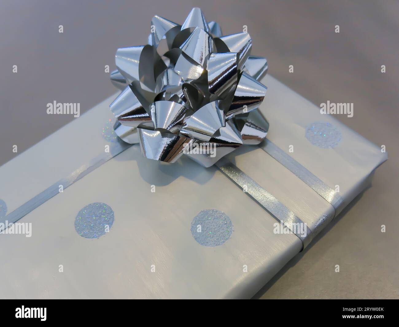 Wrapped gift box hi-res stock photography and images - Alamy