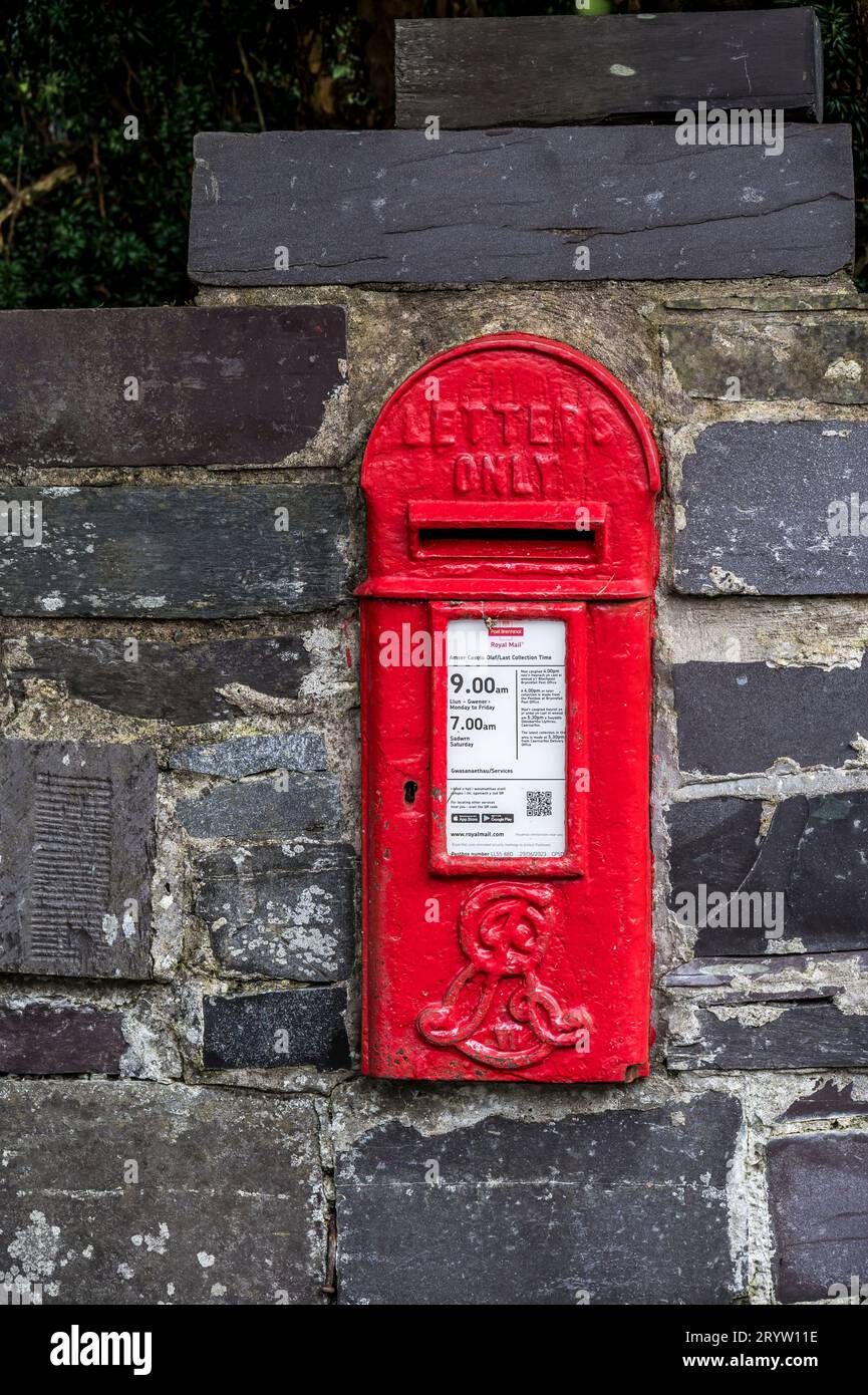 Royal mail post boxes hi-res stock photography and images - Alamy