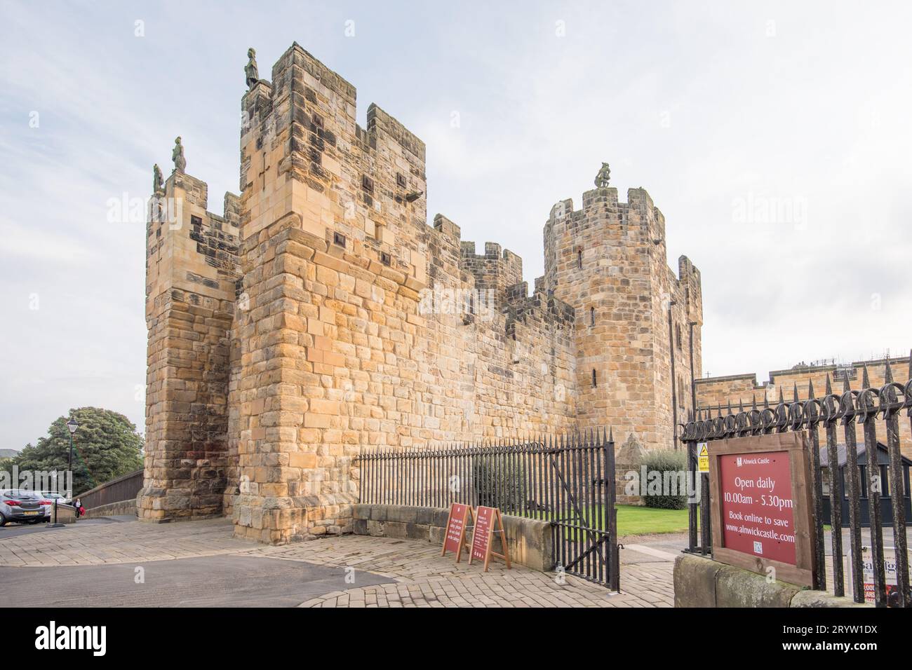 Second largest inhabited english castle hi-res stock photography and ...