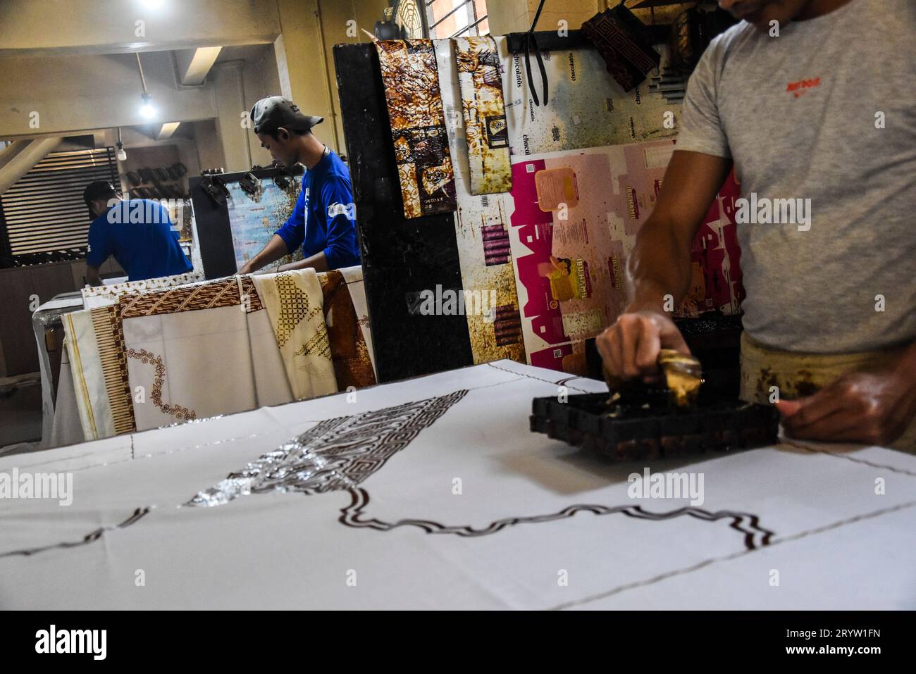 Bandung, Indonesia. 02nd Oct, 2023. Craftsmen are making batik cloth ...