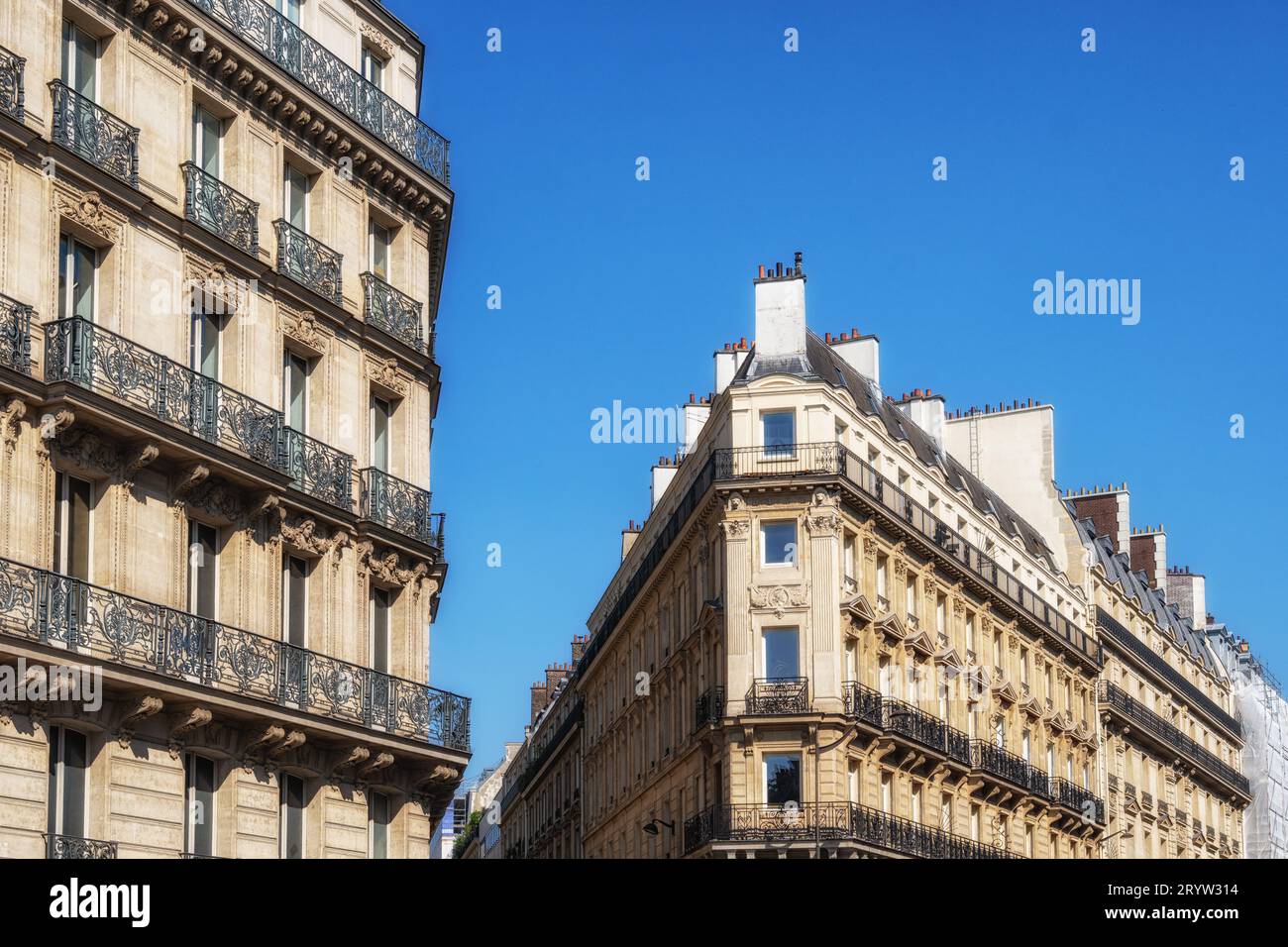 Iconic paris apartment buildings hi-res stock photography and images ...