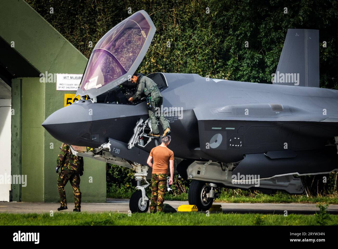 LEEUWARDEN - Airplanes from several countries take off during the international exercise Frisian ...
