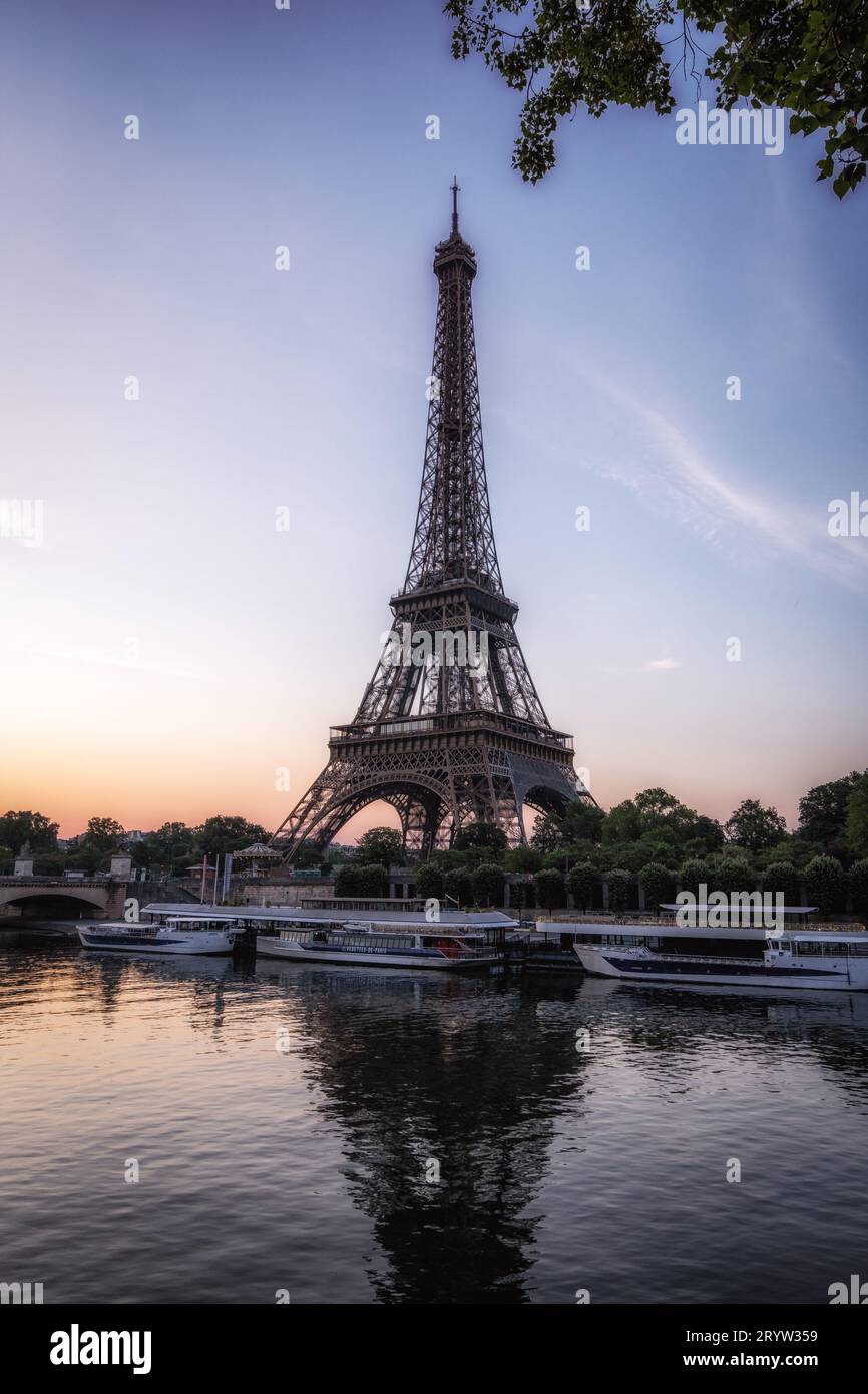Eiffel Tower Seine River Sunrise View Stock Photo - Alamy Eiffel Tower Seine River Sunrise View Stock Photo - Alamy