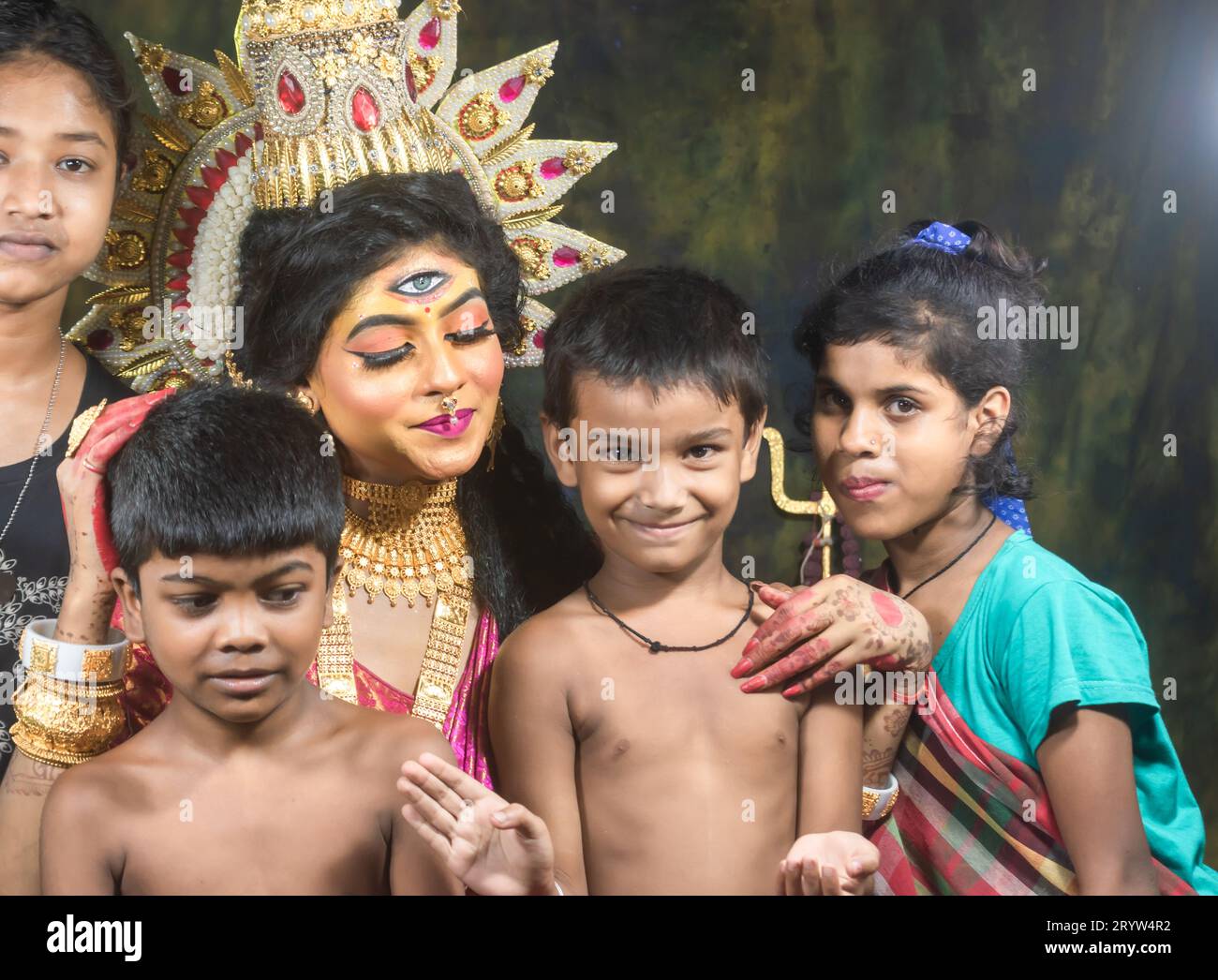 A Concept Agomoni photoshoot for Unloved underprivileged children. Maa ...