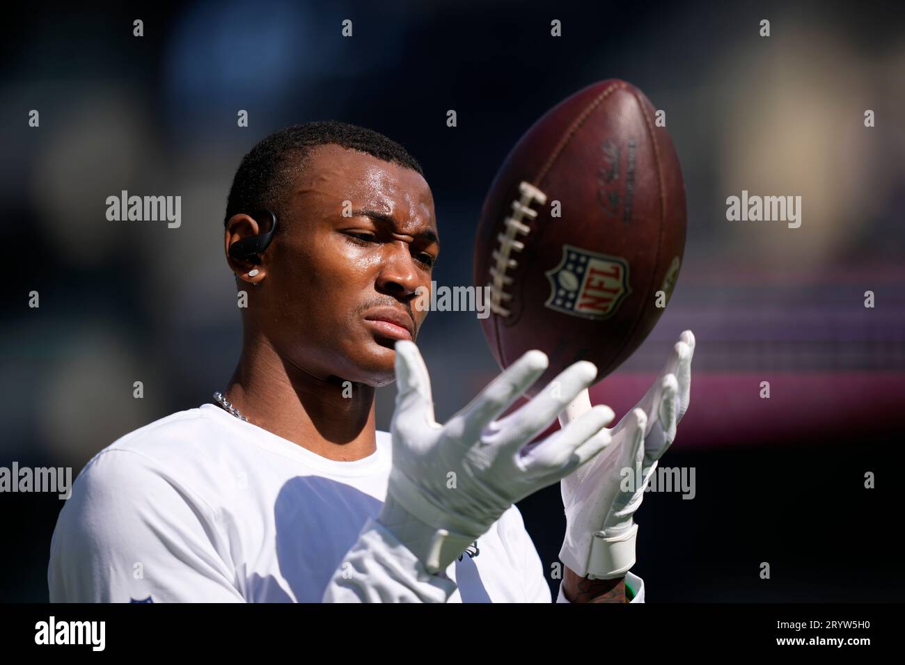 Philadelphia Eagles' DeVonta Smith warms up before an NFL football game ...