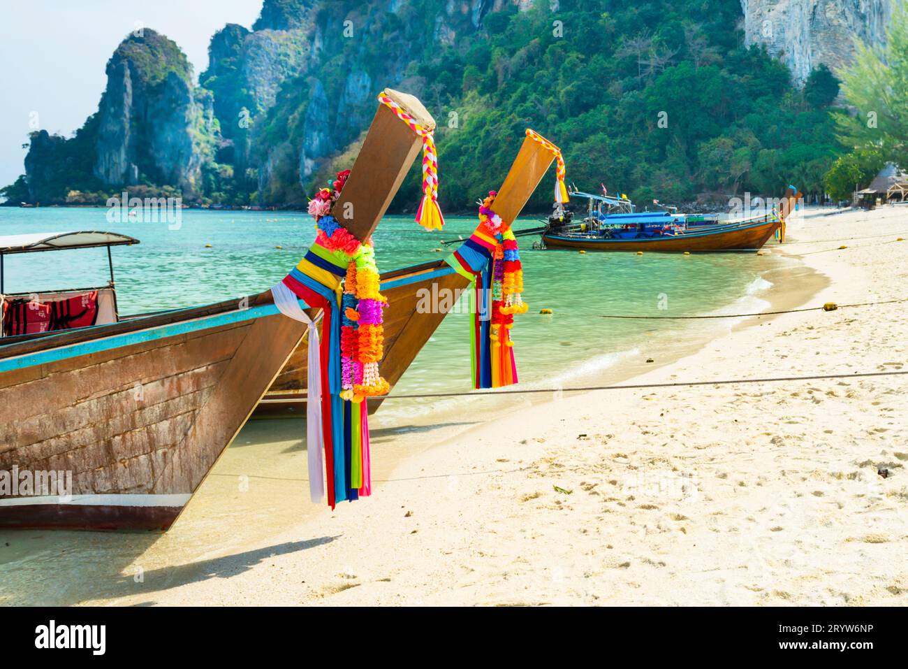 Traditional thai longtail boats moored hi-res stock photography and images - Alamy