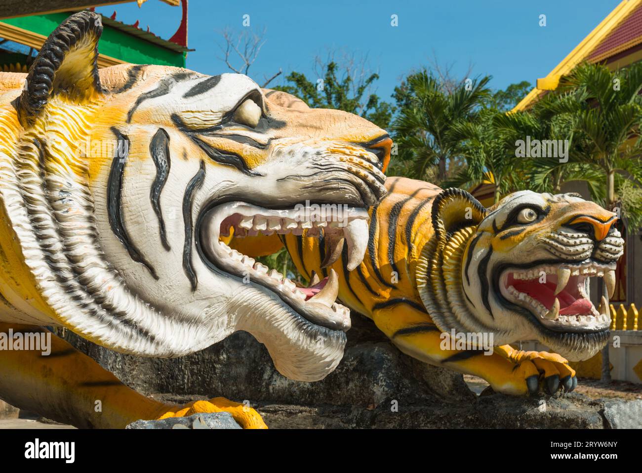 Two tigers statues hi-res stock photography and images - Alamy