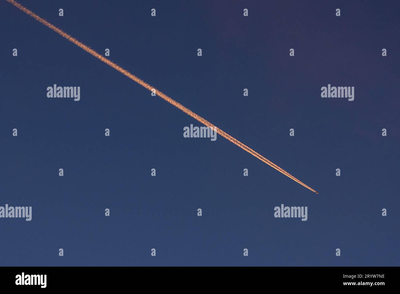 Aircraft wing sky contrail hi-res stock photography and images - Alamy