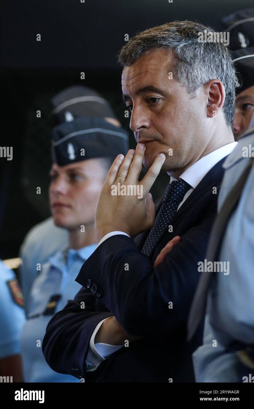 Le président français, Emmanuel Macron accompagné du ministre de l ...