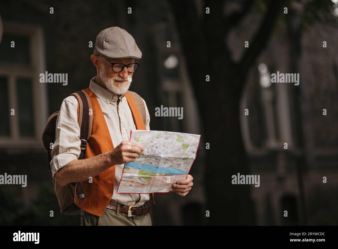Senior tourist exploring a new city, exploring interesting places Stock ...