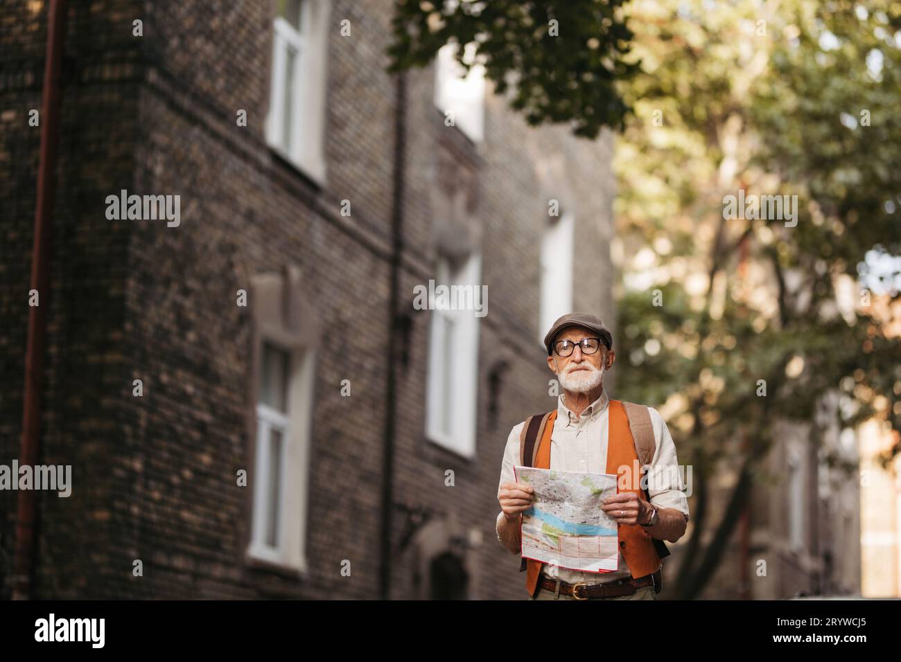 Senior tourist exploring a new city, exploring interesting places Stock ...
