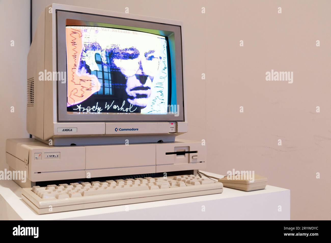 Computer Commodore Amiga 1000 with floppy disk and mouse Stock Photo - Alamy