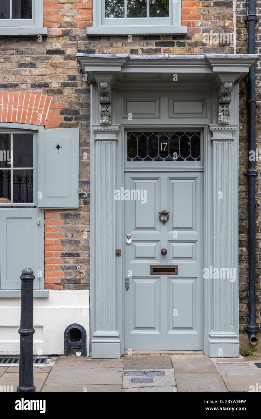 Georgian doorway on Fournier Street in Spitalfields, London E1 Stock ...