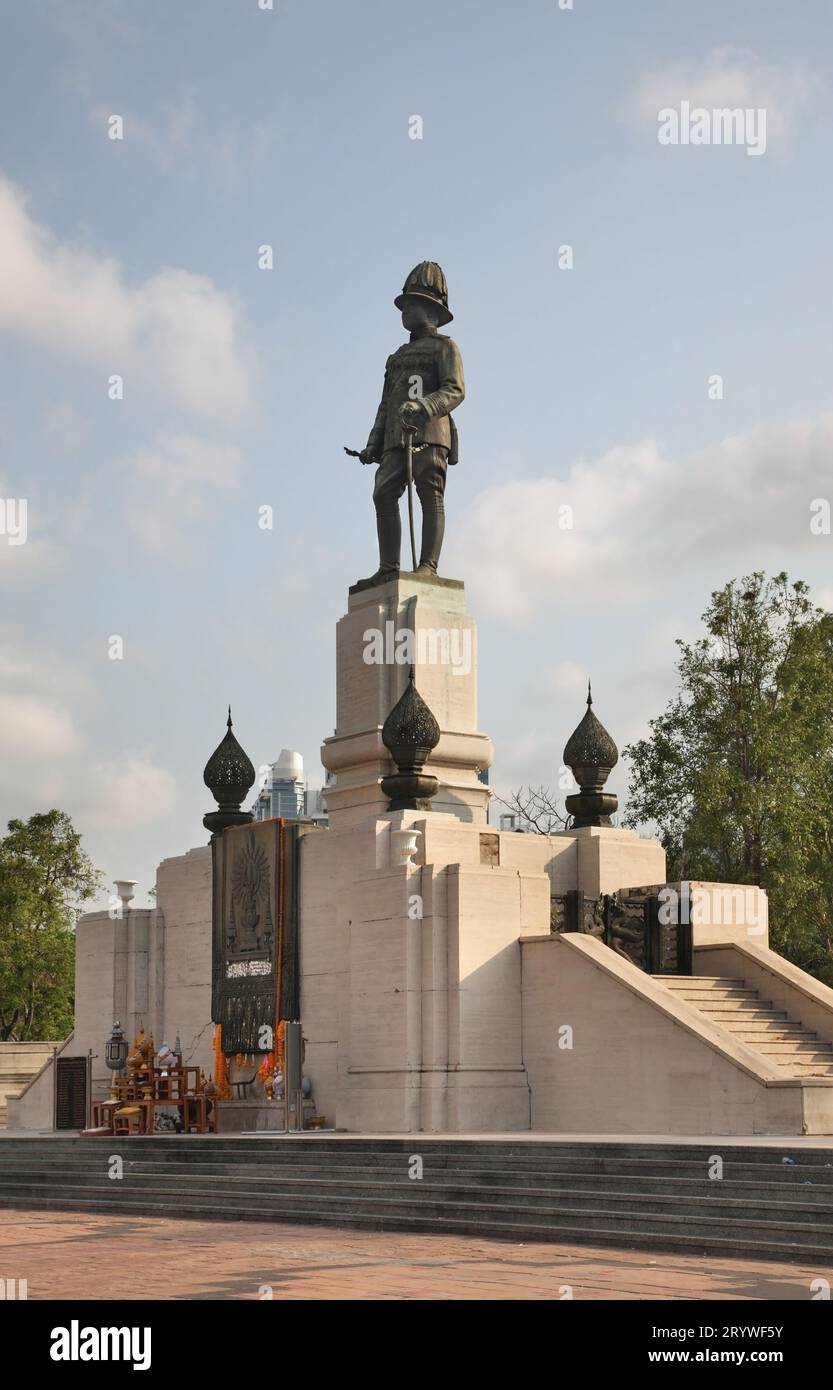 Memorial statue of King Rama VI at the entrance to Lumphini Park in ...