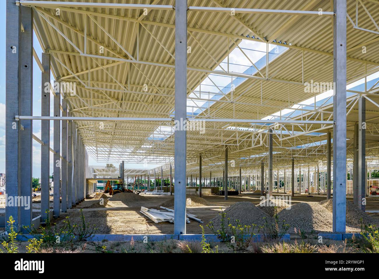 New unfinished large building steel framework with corrugated steel ...