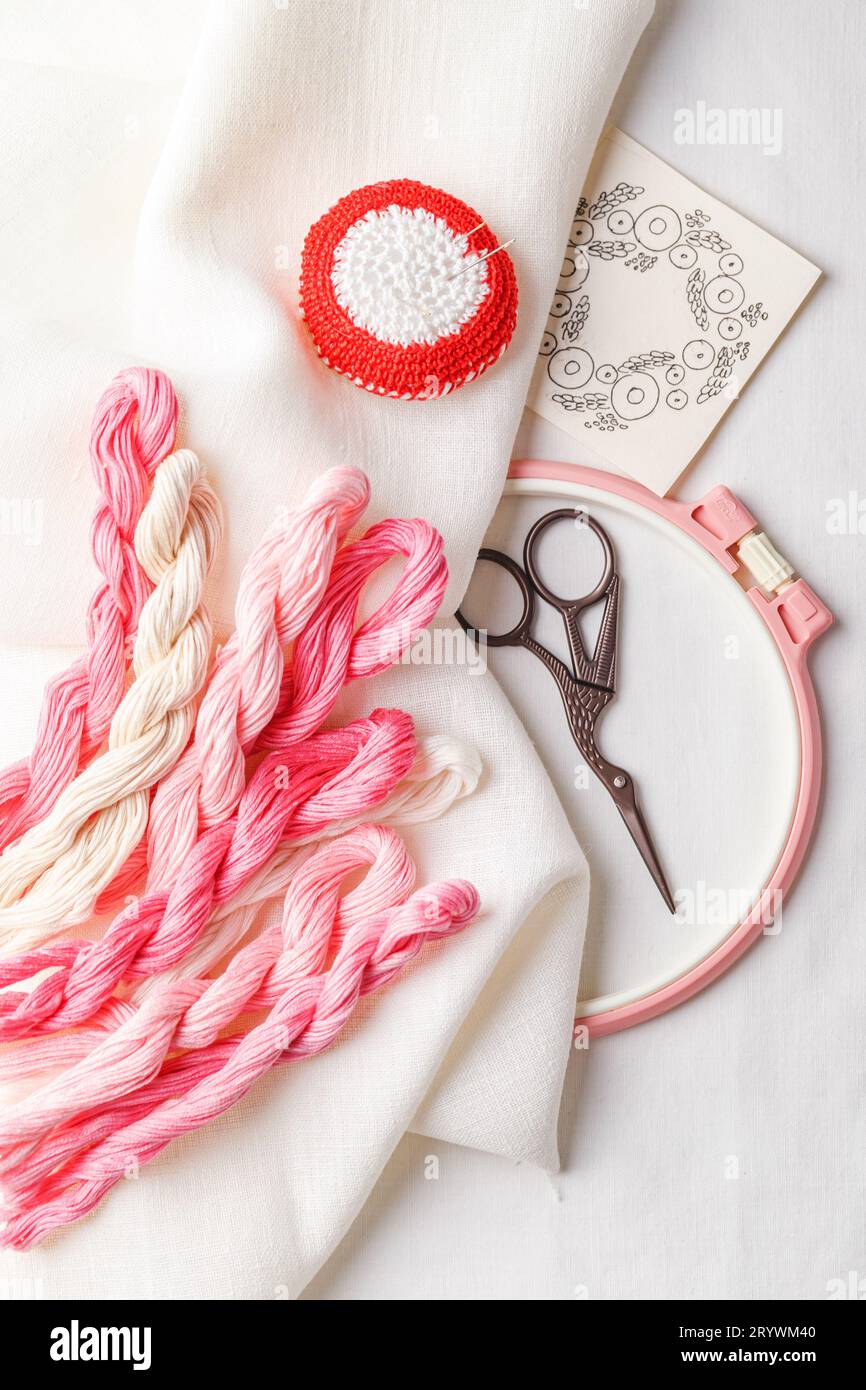 Embroidery set. Linen fabric, embroidery patterns, embroidery hoop ...