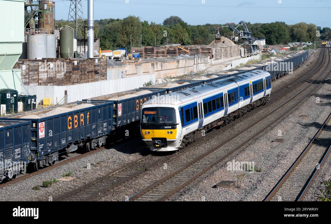 Chiltern Railways class 165 diesel approaching Banbury, Oxfordshire ...