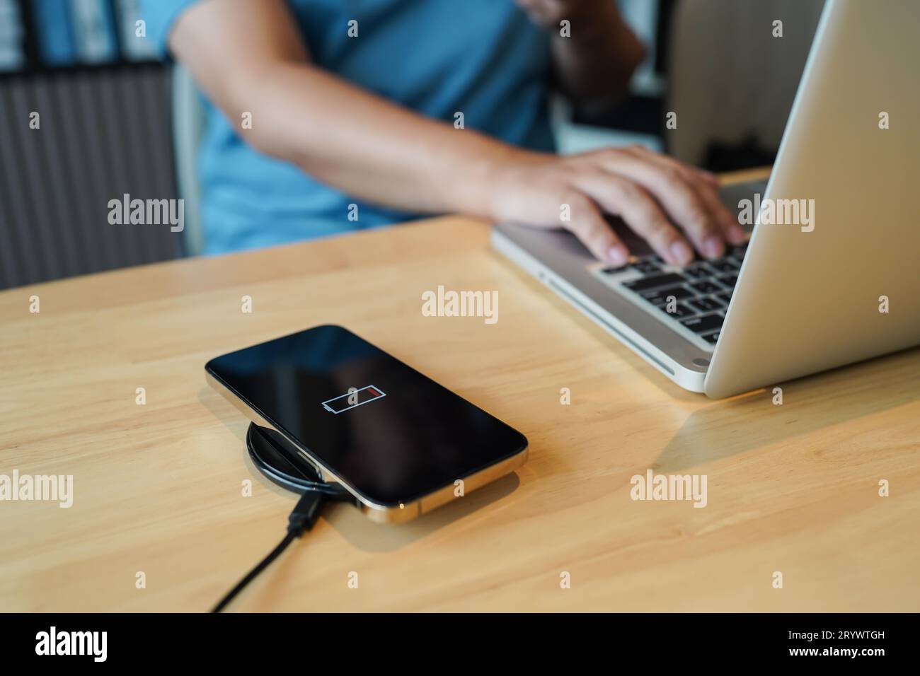 Charging mobile phone battery with wireless charging device in the ...