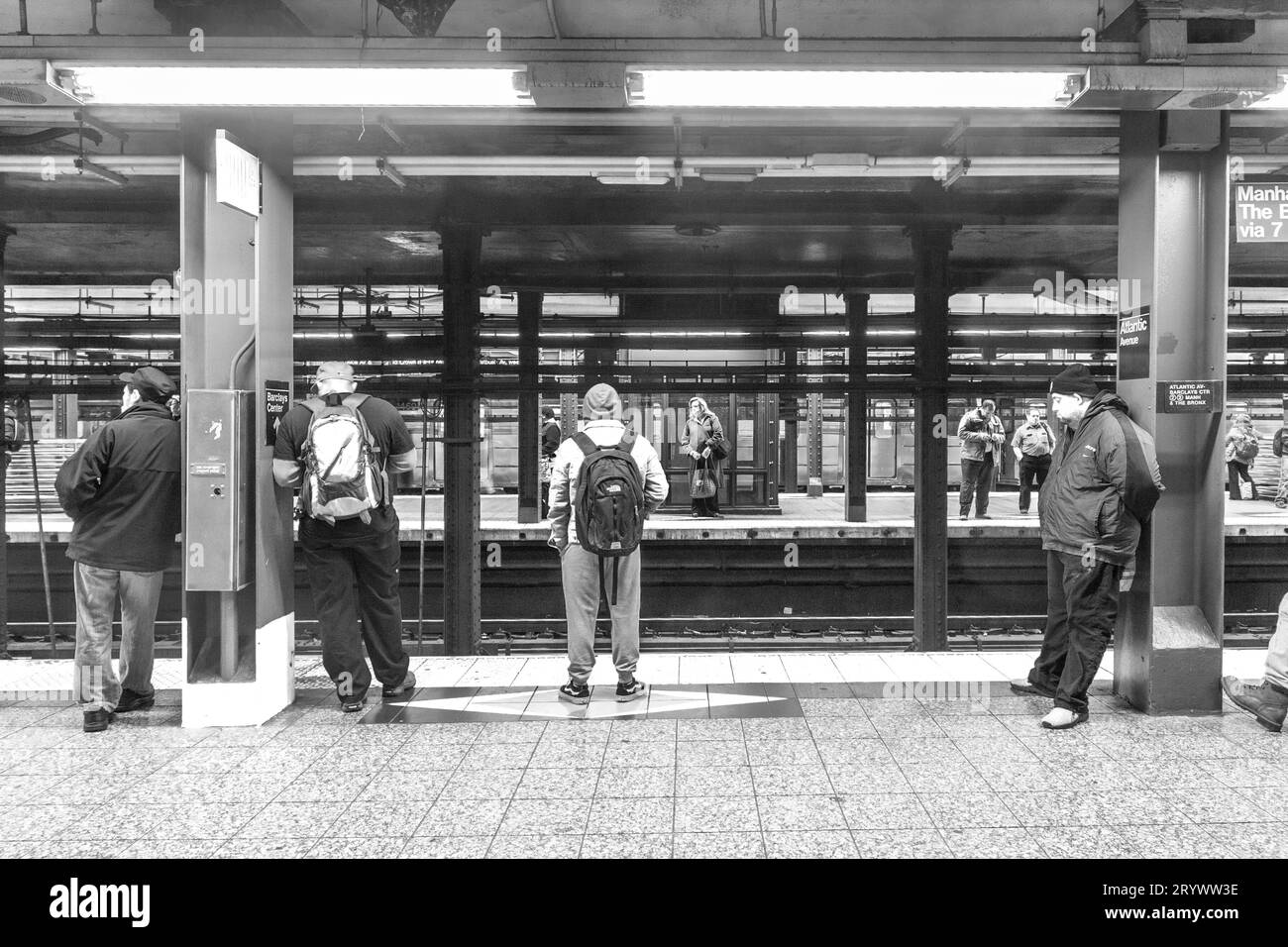 Waiting for the bus manhattan Black and White Stock Photos & Images - Alamy