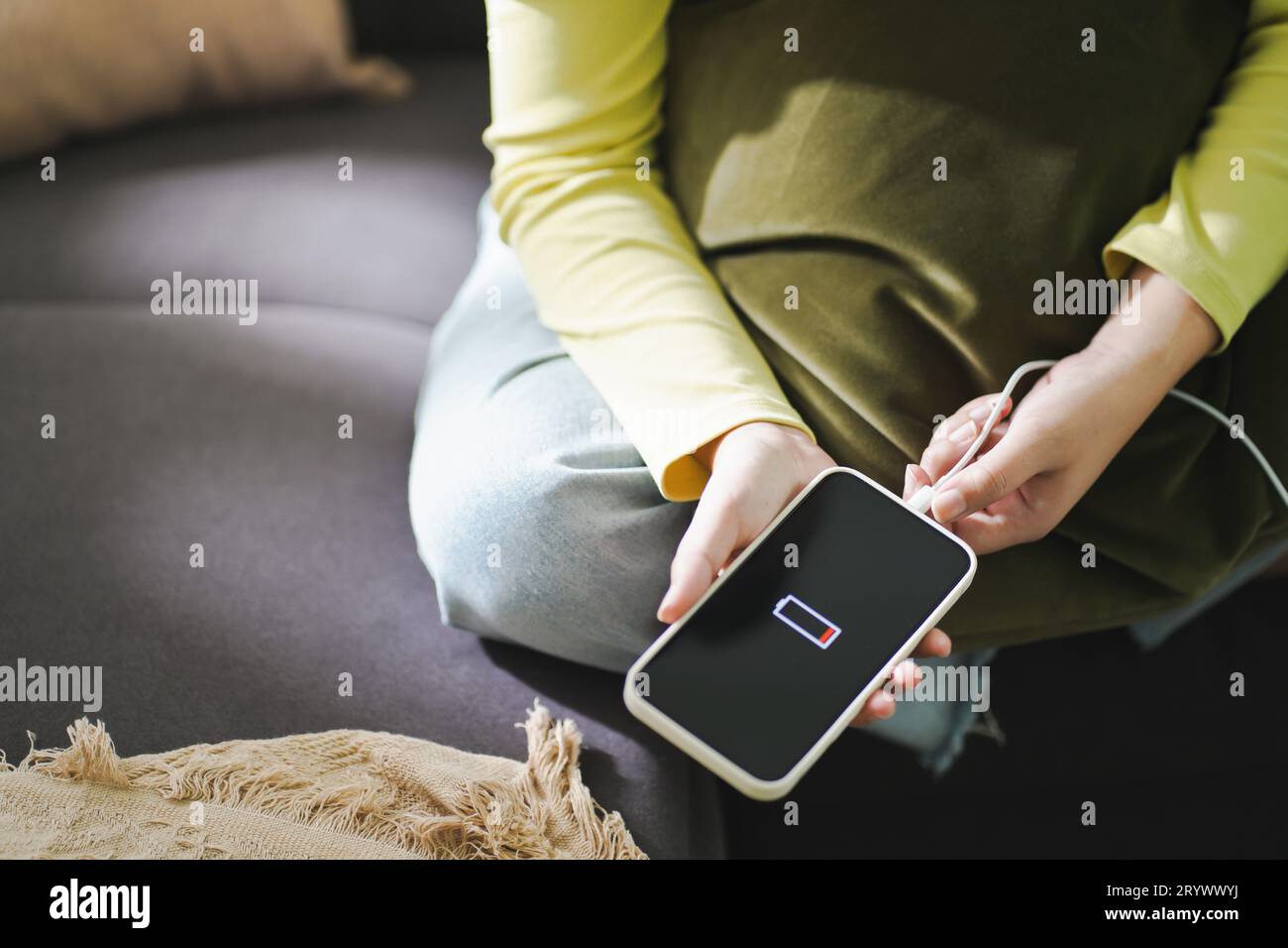 Woman hands phone supply hi-res stock photography and images - Alamy