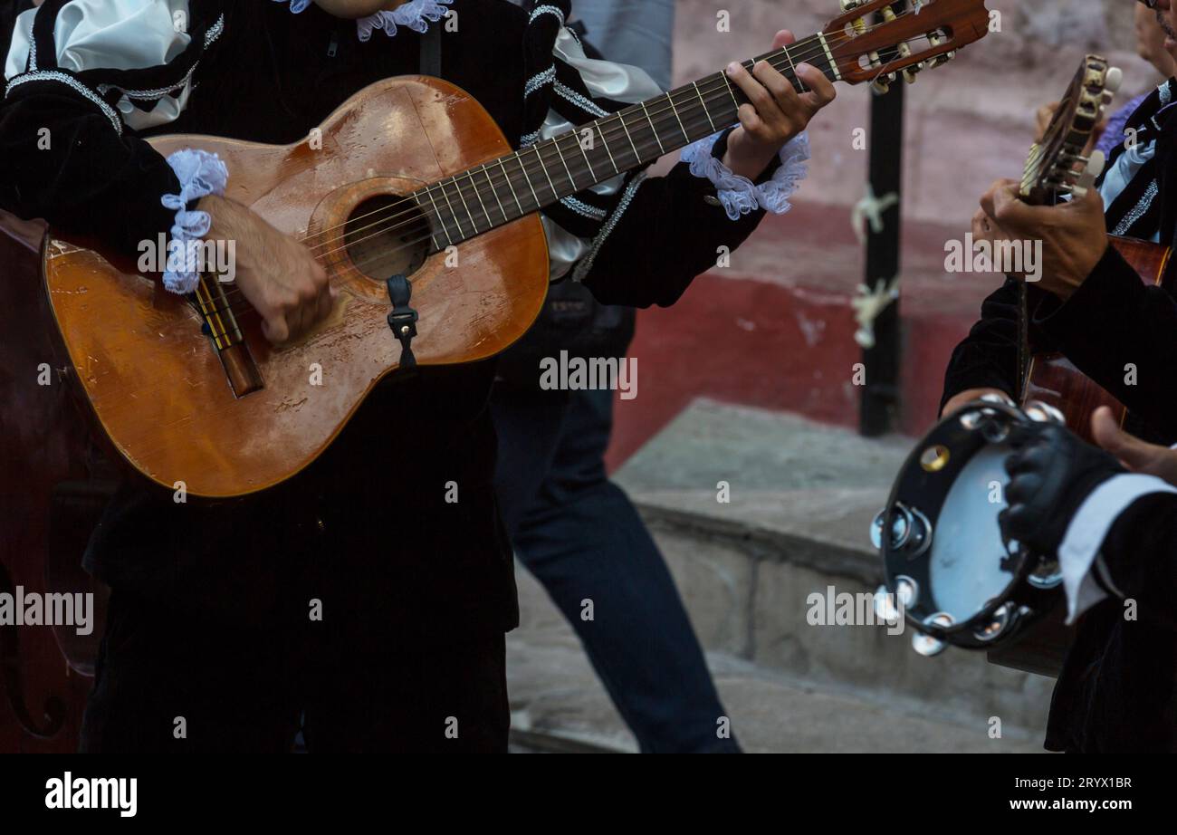 Mexican street musicians hi-res stock photography and images - Alamy